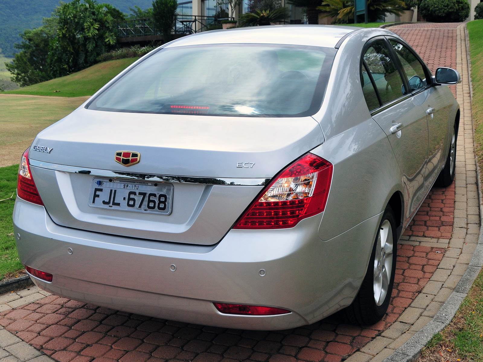 Geely EC7 com transmissão automática CVT chega este ano