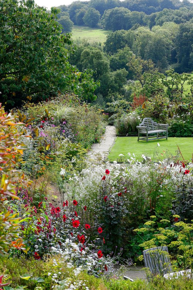 Eye For Design: Landscape With Old World Style Garden Benches