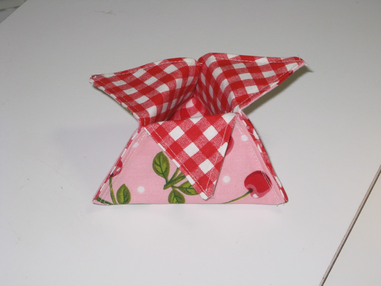 Gingerbread Girl's Quilting Adventures: My First Tutorial: A Triangular Thread Catcher