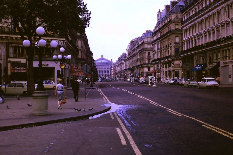 Fascinating Color Photos Capture Street Scenes of Paris in the Mid ...