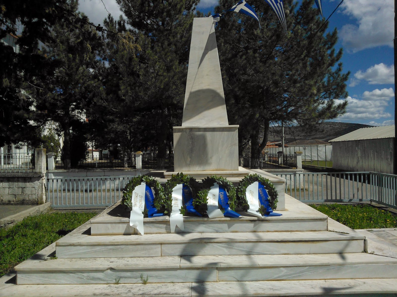 ΟΛΕΣ ΟΙ ΦΩΤΟΓΡΑΦΙΕΣ ΑΠΟ ΤΗΝ ΣΗΜΕΡΙΝΗ ΠΑΡΕΛΑΣΗ ΚΑΙ ΤΗΝ ΚΑΤΑΘΕΣΗ ΣΤΕΦΑΝΩΝ ...