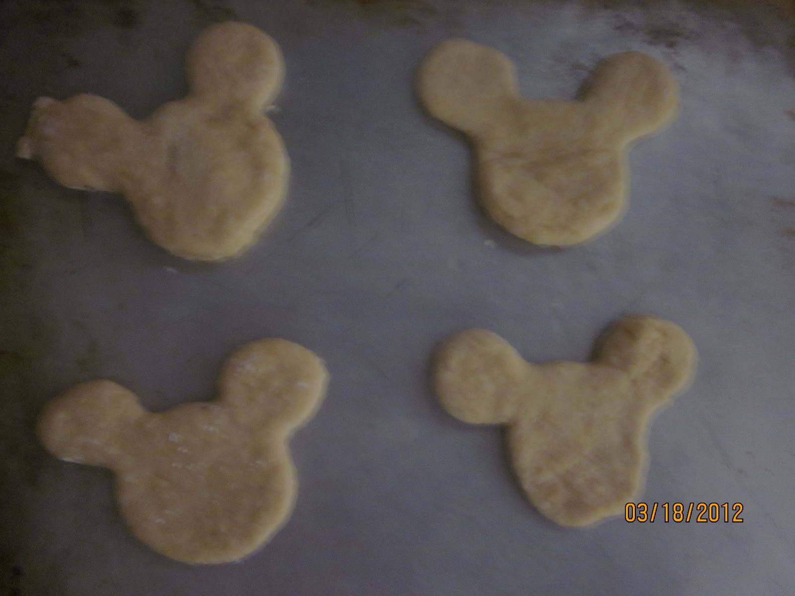 Sew Crafty Mommy: Mickey Mouse Donuts