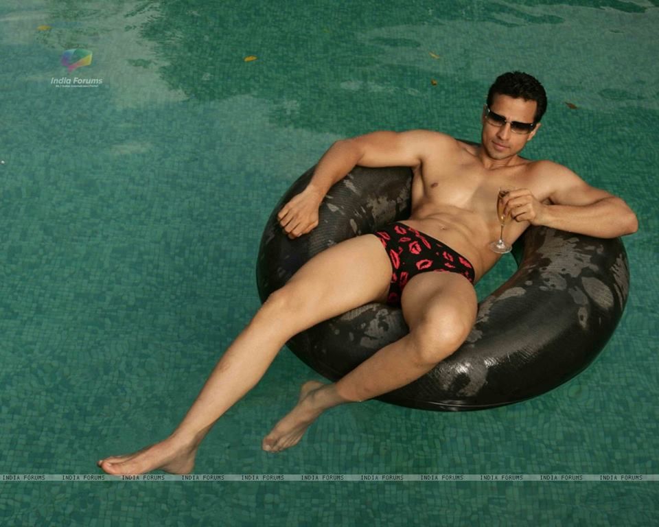 Shirtless Bollywood Men: Aryan Vaid in his underwear and swimsuit