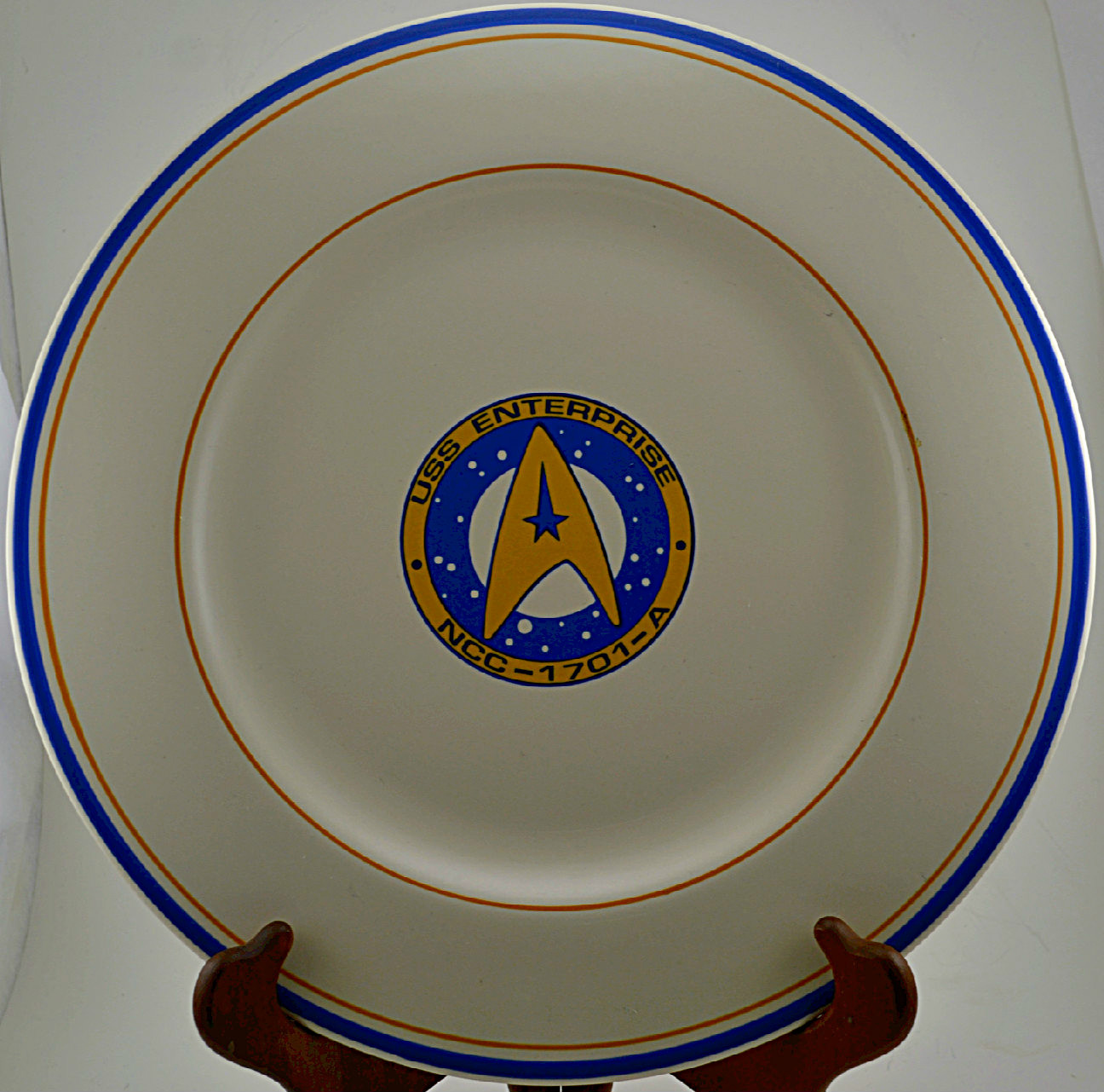 Hip Suburban White Guy: Which Plate? Oh Myyy!