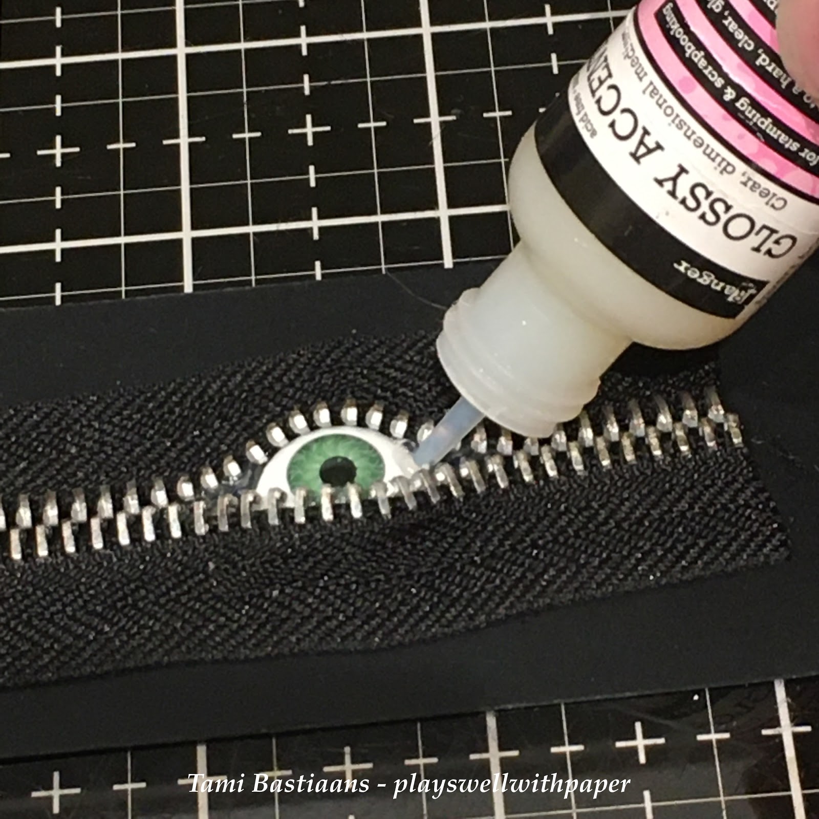 Plays Well With Paper: Eyemagination Part 1 - Zipper Eye