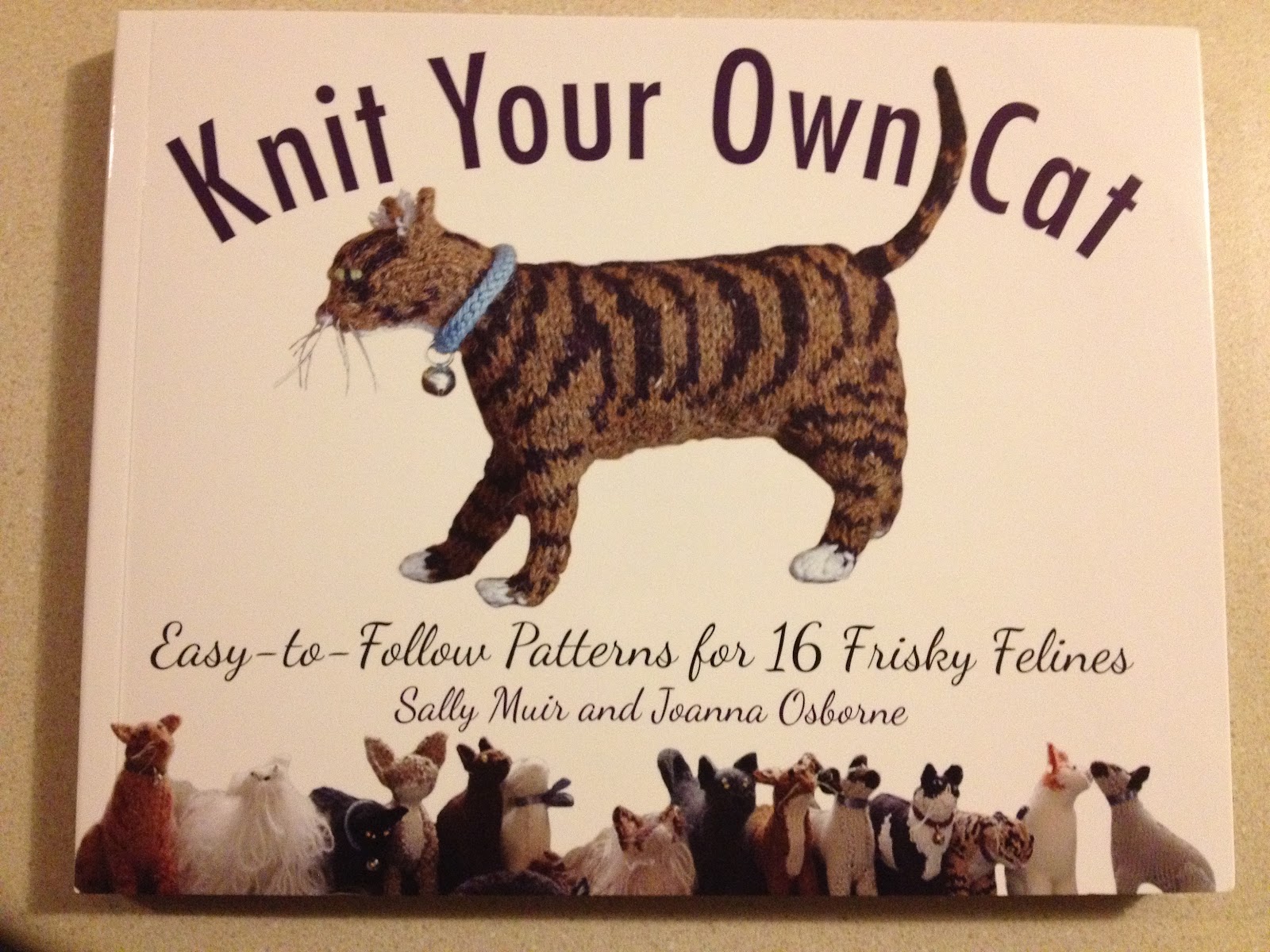 Lynn One, Purl Two: Knitting? And Cats? In the Same Book!?!?!? Yes Please.