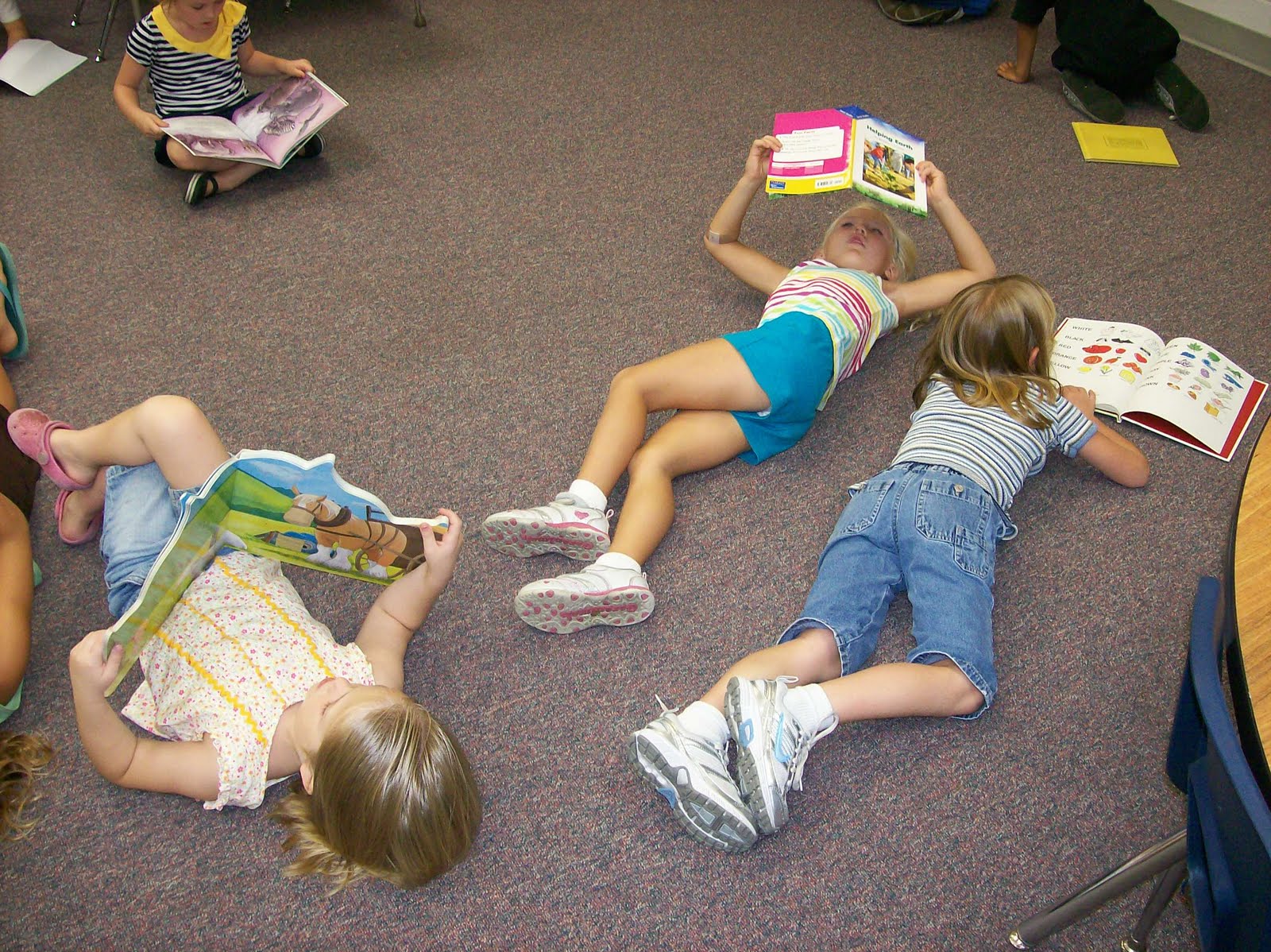 Mrs. Hendershot's Kindergarten: 3 Ways to Read a Book!