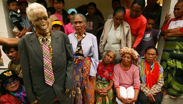 Foto: Ma'Nene - Baju Baru untuk Mumi Leluhur Suku Toraja - Toraja Tourism