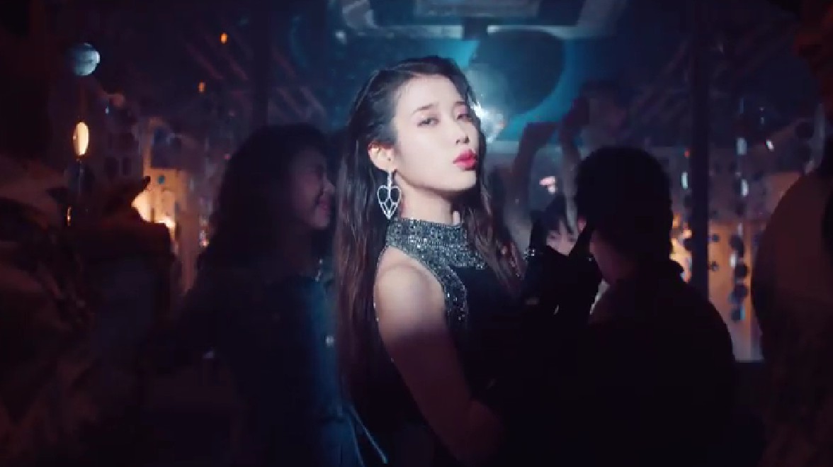 IU hace un romántico viaje en tren en su MV de regreso para "LILAC ...