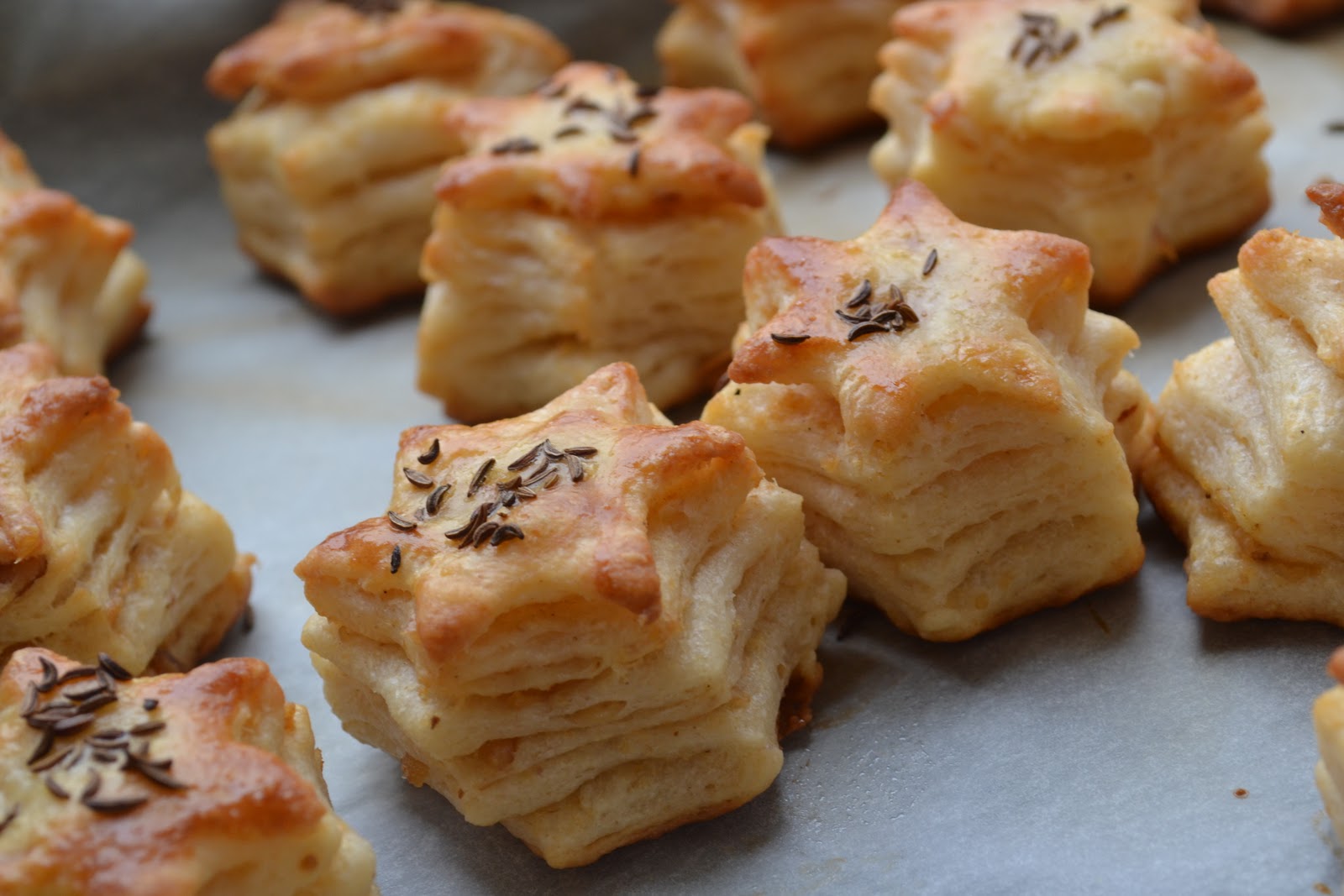 Myra's kitchen: Pogacele cu jumari