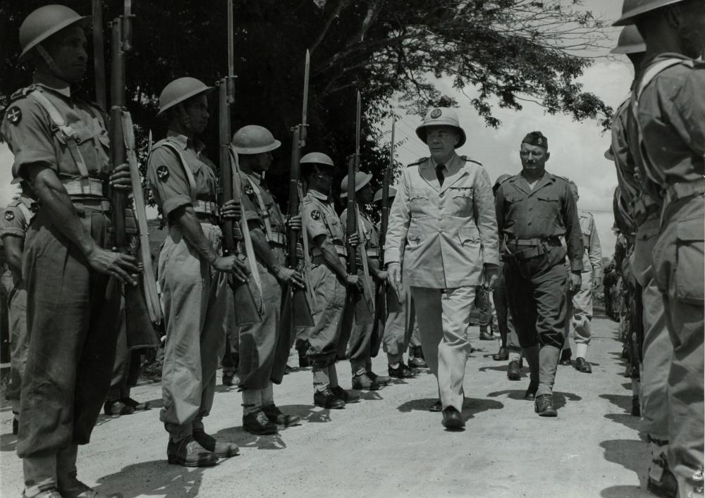 Indonesia Zaman Doeloe: Van Mook datang ke Samarinda untuk menggalang ...