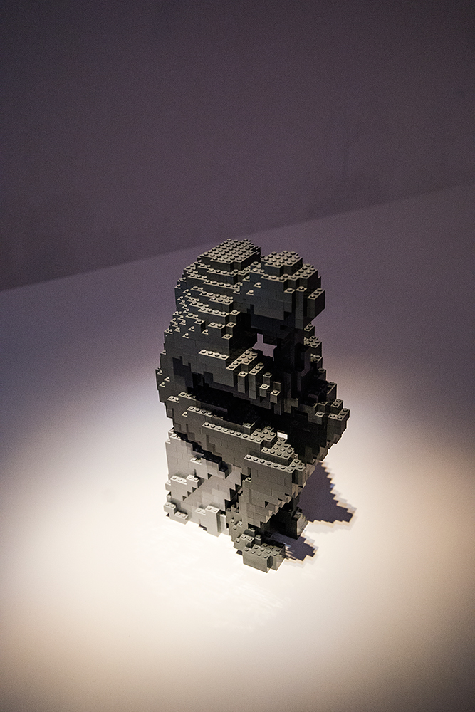 งานแสดงศิลปะรูปปั้นตัวต่อ Lego ที่ ArtScience Singapore Museum โดย ...