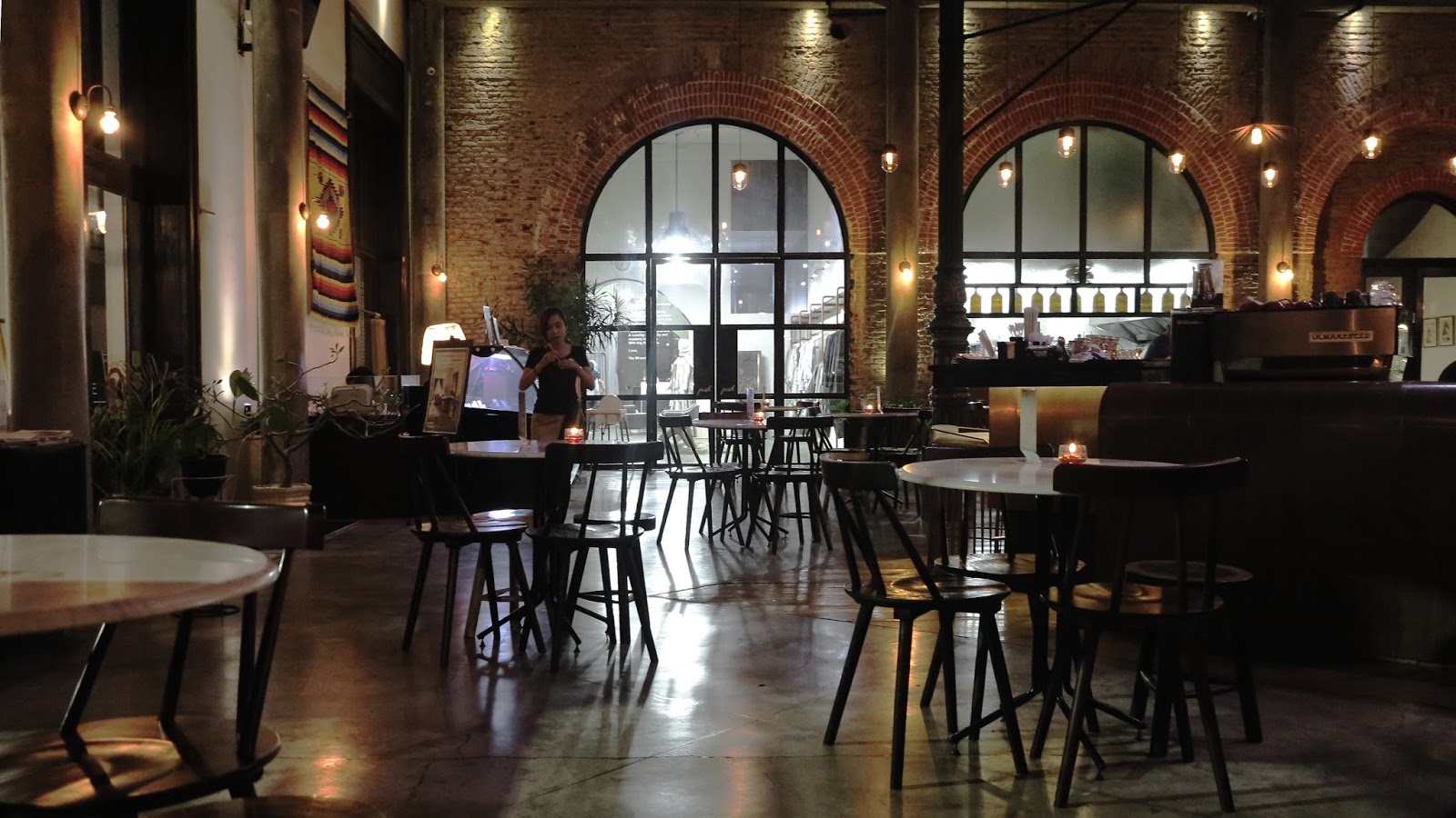 SPIEGEL BAR & BISTRO : Western Atmosphere Bar - ELIZABETHANNAH