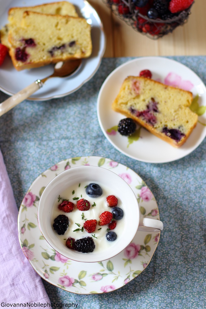 Cake ai frutti di bosco con crema allo yogurt, frutti di bosco ...