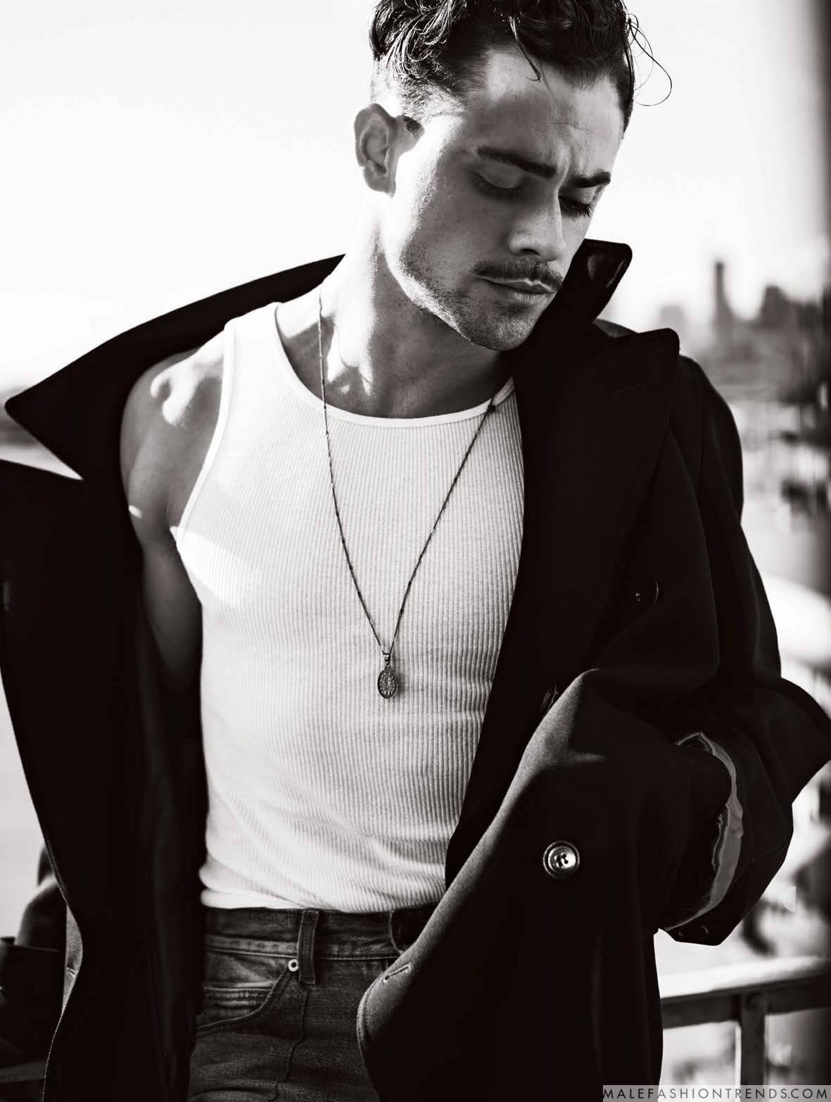 Dacre Montgomery para Essential Homme Magazine por Brian Higbee