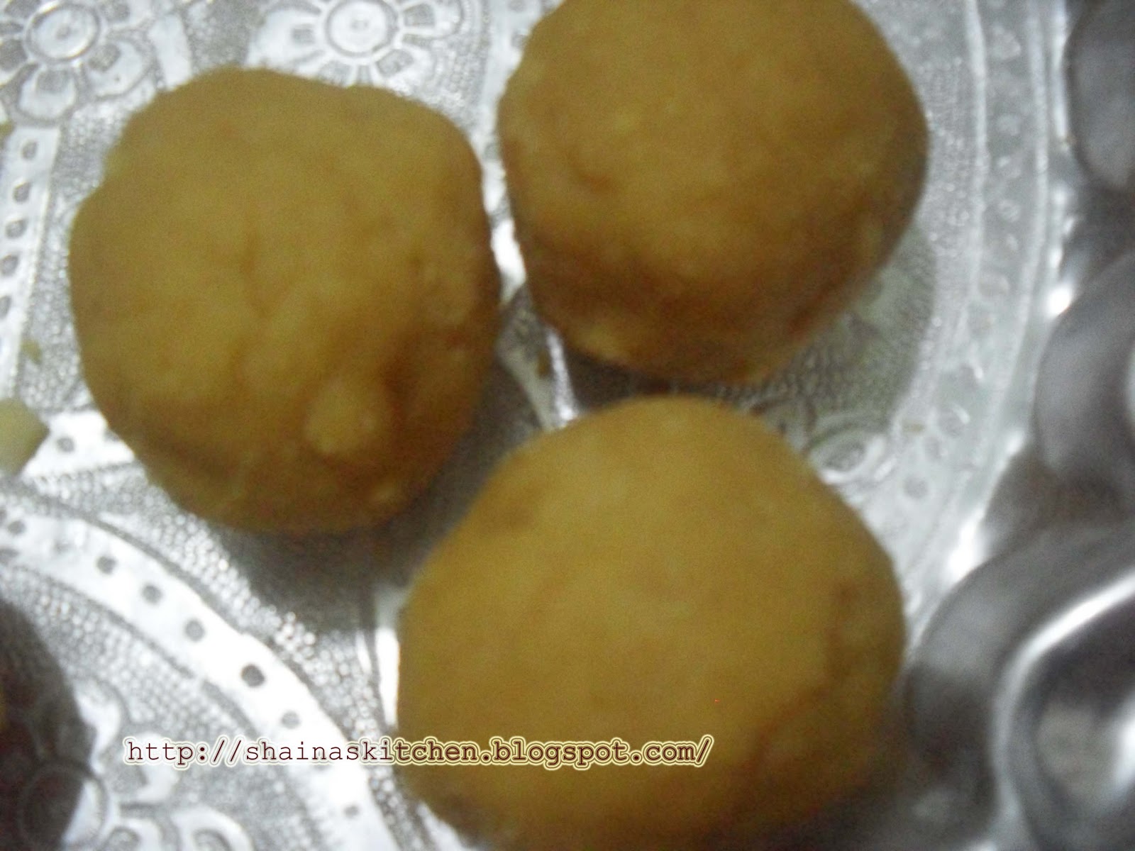 Shaina's Kitchen: BESAN BURFI & BESAN LADDU