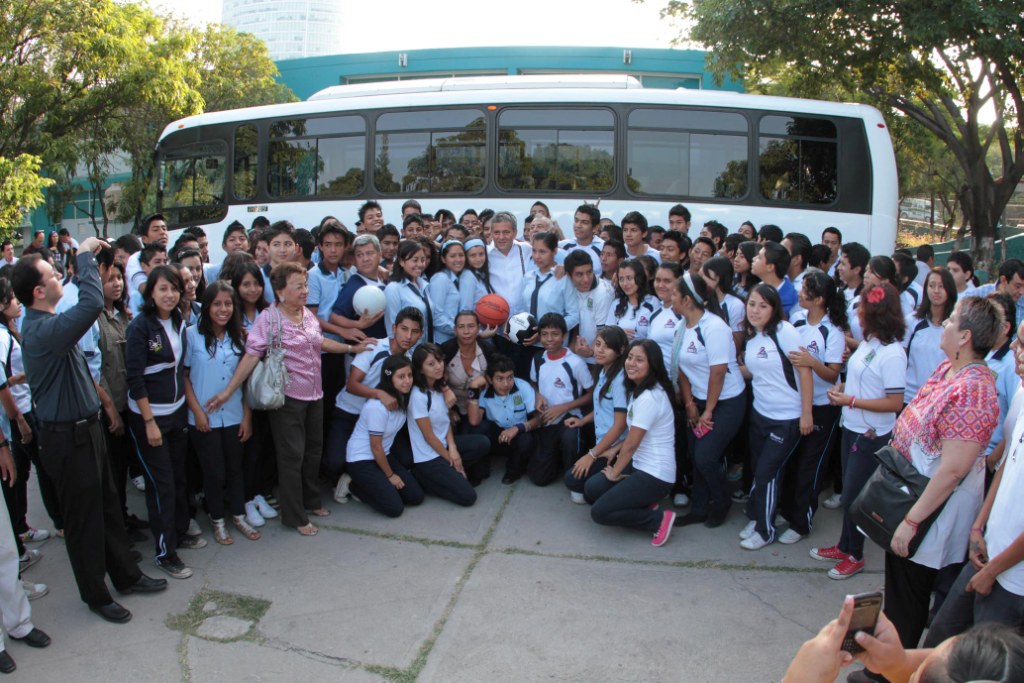Yarmedia TV: Más educación, entrega Sabines autobús a Prepa No. 1