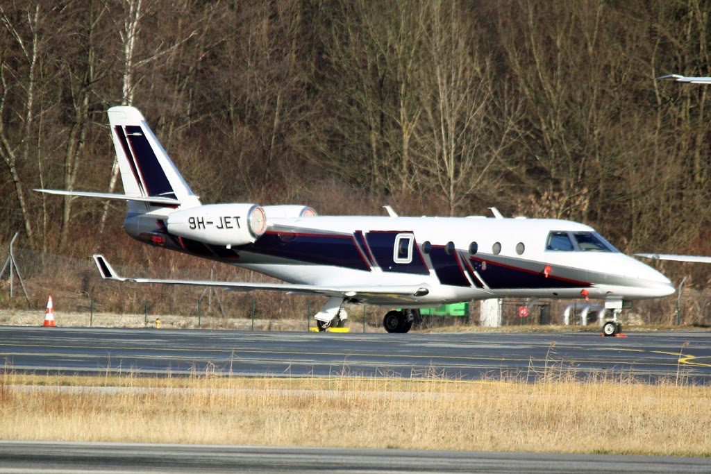 CMF Spotters : Gulfstream G150 Europ-Star Ltd 9H-JET CMF 23/12/2013 ...