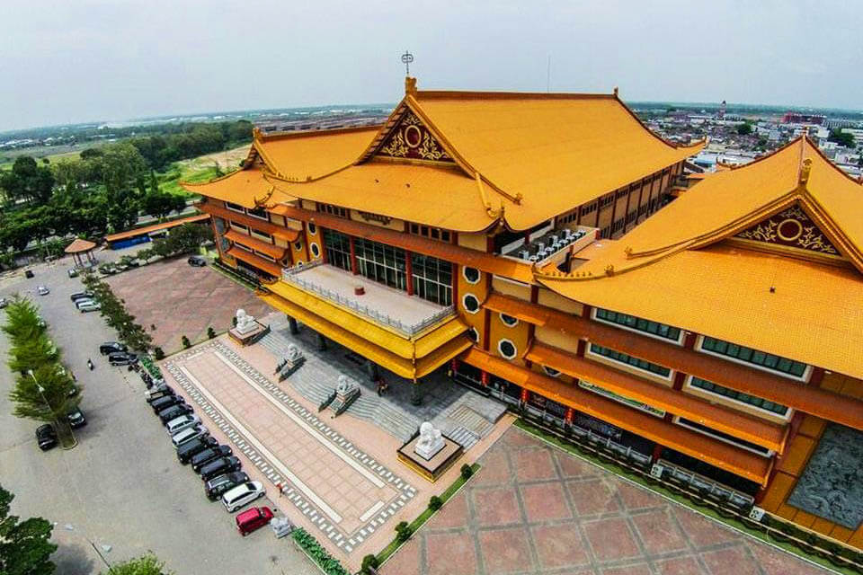 Indahnya Vihara dan Taman Burung di Komplek Cemara Asri yang Megah ...