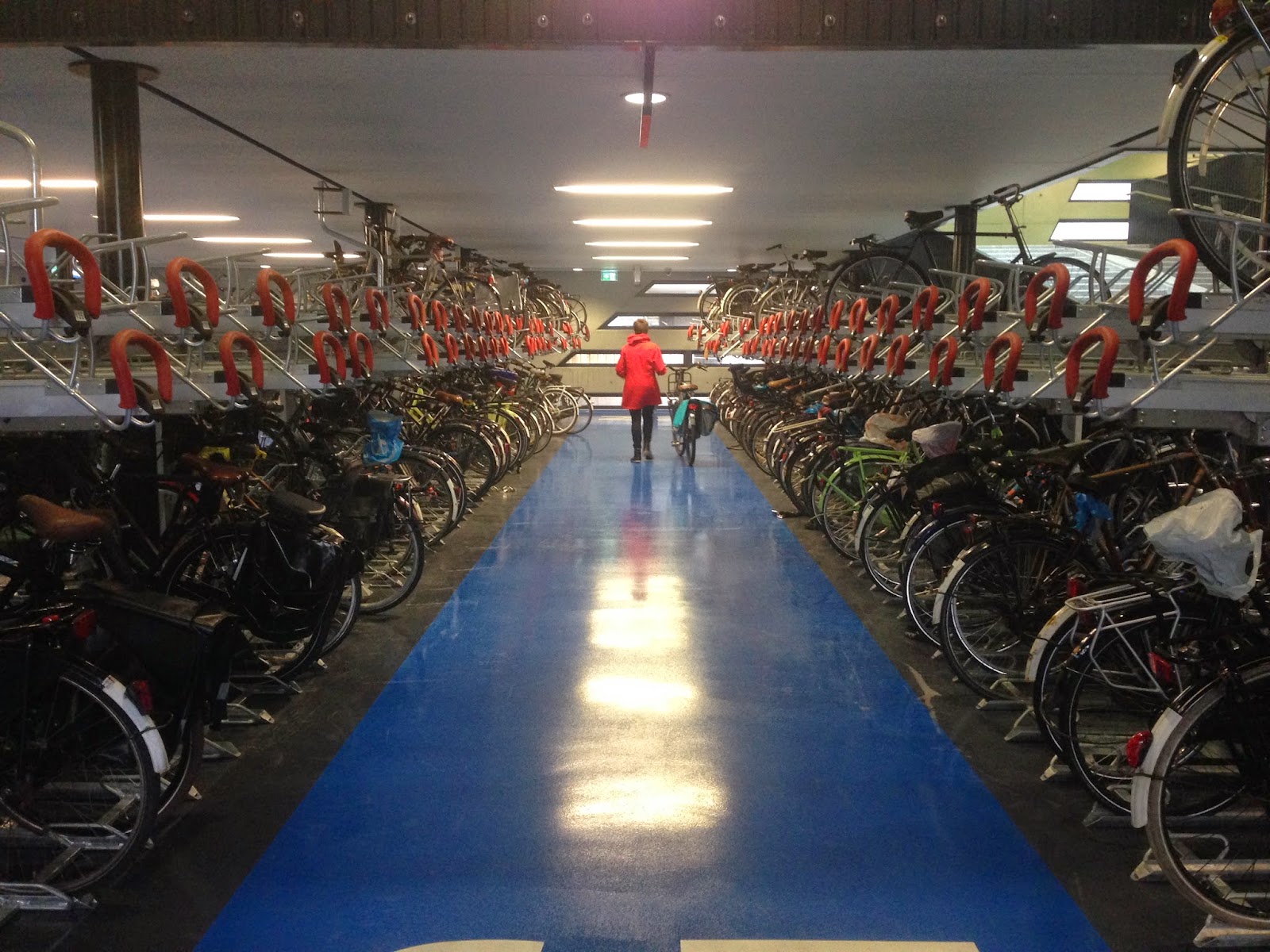 Alice in the Netherlands: Fietsenstalling Jaarbeursplein - the new huge ...