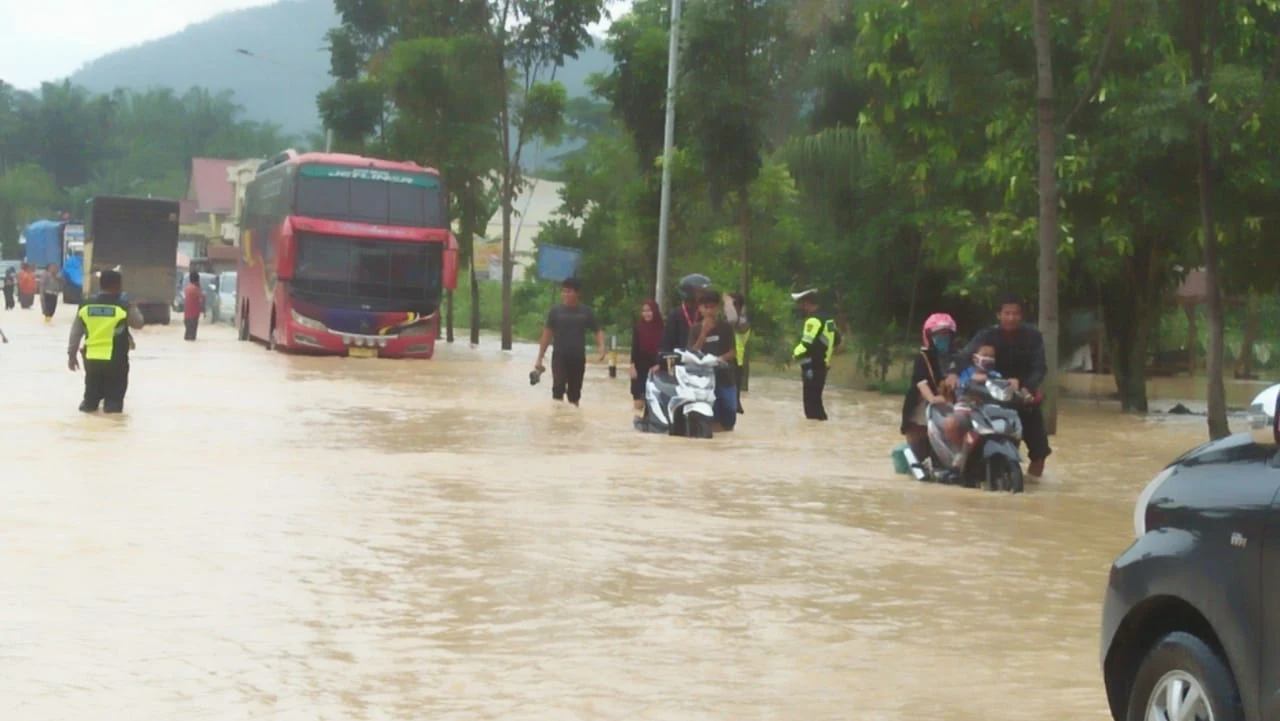 Ratusan Rumah Terendam Banjir di Kecamatan Aek Natas Labura | Metrokampung.com