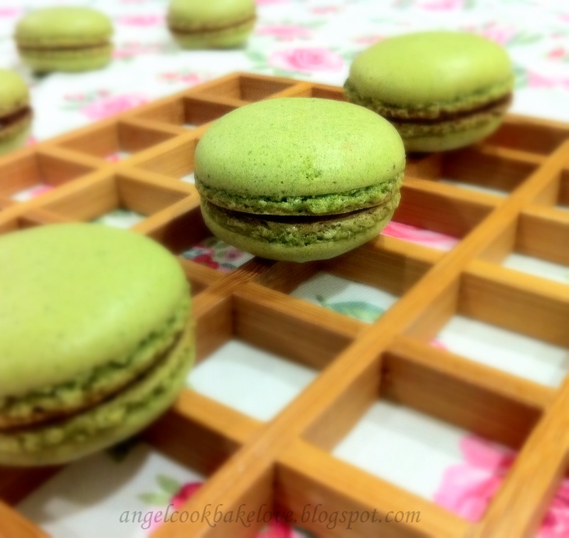 Cook.Bake.Love: My Maiden Macaron Attempt ~ Matcha Macaron 抹茶马卡龙