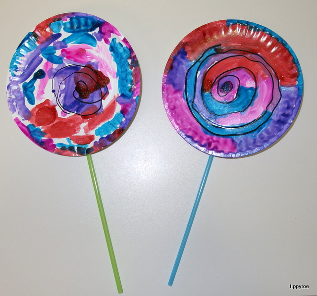 Tippytoe Crafts: Paper Plate Lollipops