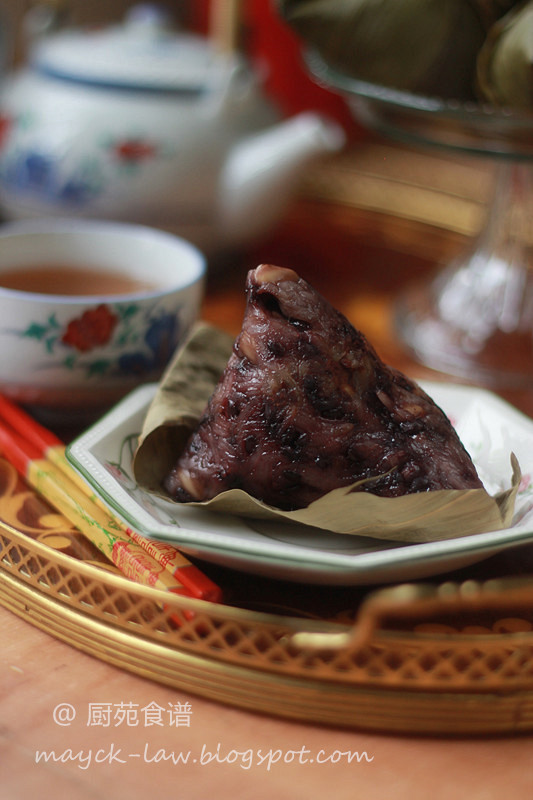 厨苑食谱: 紫米豆沙粽 【Dual Coloured Red Bean paste Dumplings】