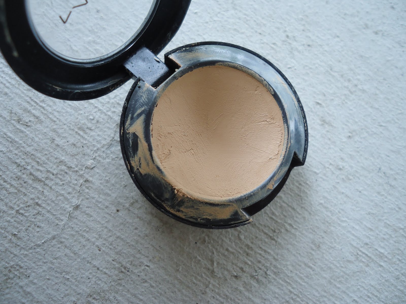 Sakina Make up: Mufe Full Cover VS Mac Studio Finish Concealer