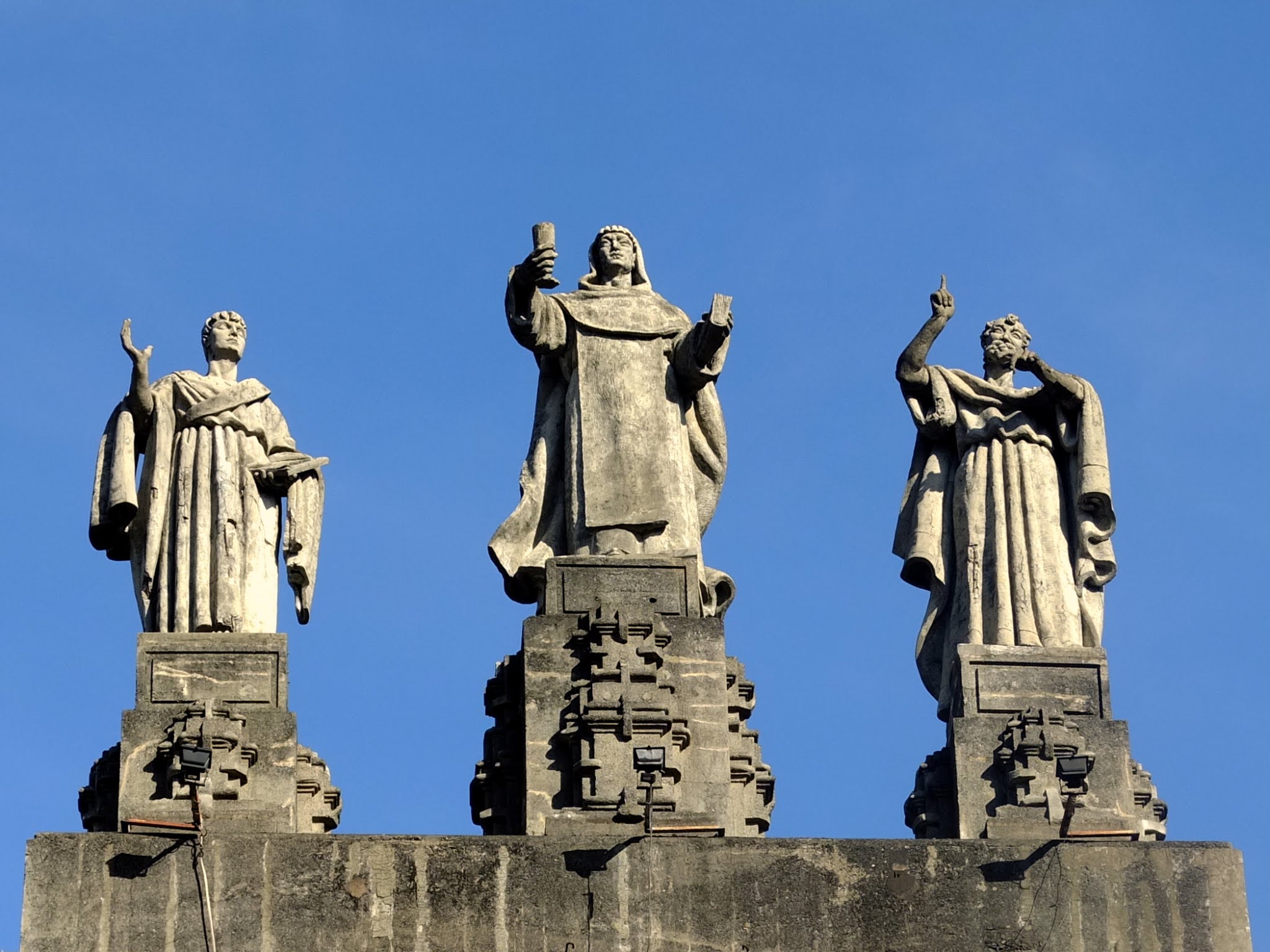 St. Albert the Great atop the UST Main Building - per Scientiam ad Dominum