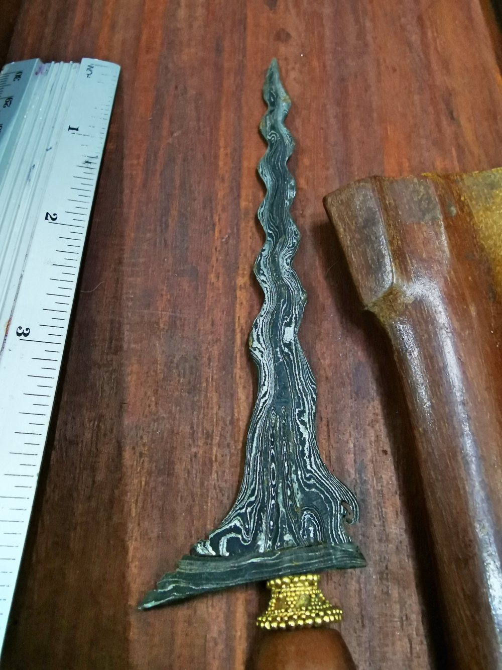 SELANGKAH KE ALAM MISTIK: KERIS AZIMAT LUK 13 BERPENJAGA