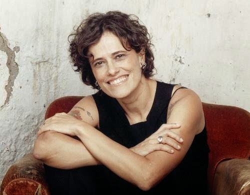 ACONTECE: Zélia Duncan celebra seus 40 anos de carreira