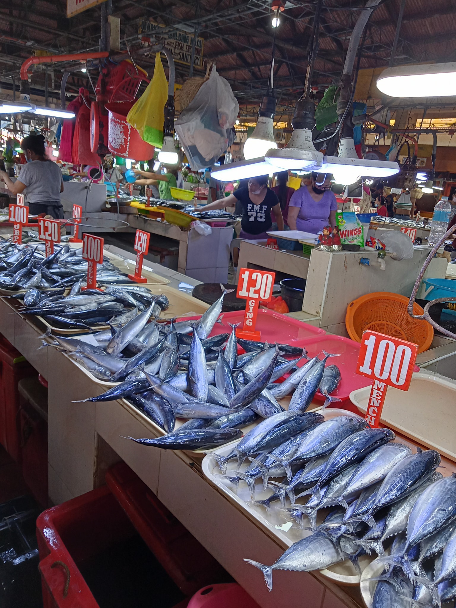 Murang presyo ng mga isda sa isang palengke sa Negros Oriental ...