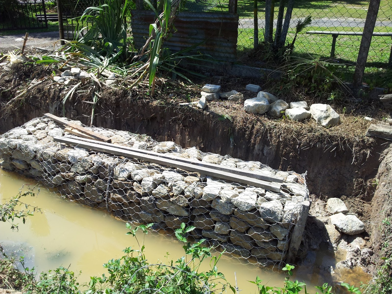 UDANG GALAH MALAYSIA: MAINTENANCE KOLAM ( PARIT DAN SALIRAN )