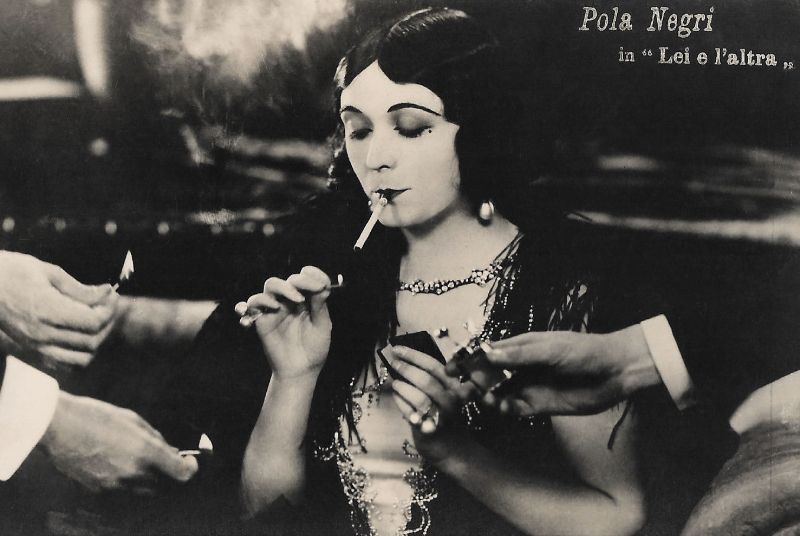 Flapper 1920 Smoking