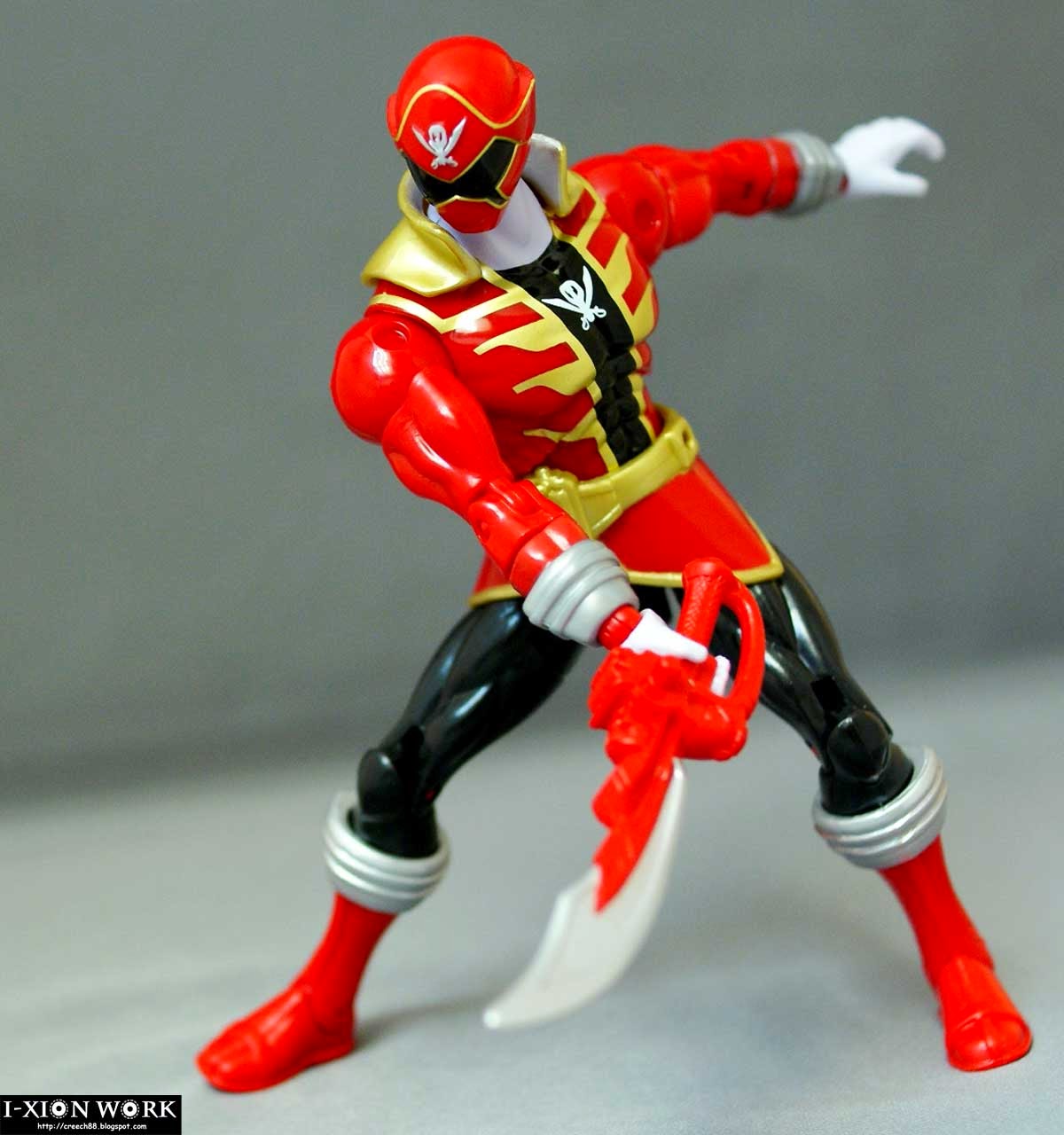 一眼看穿: Power Rangers Super Megaforce - Armored Super Mega Red