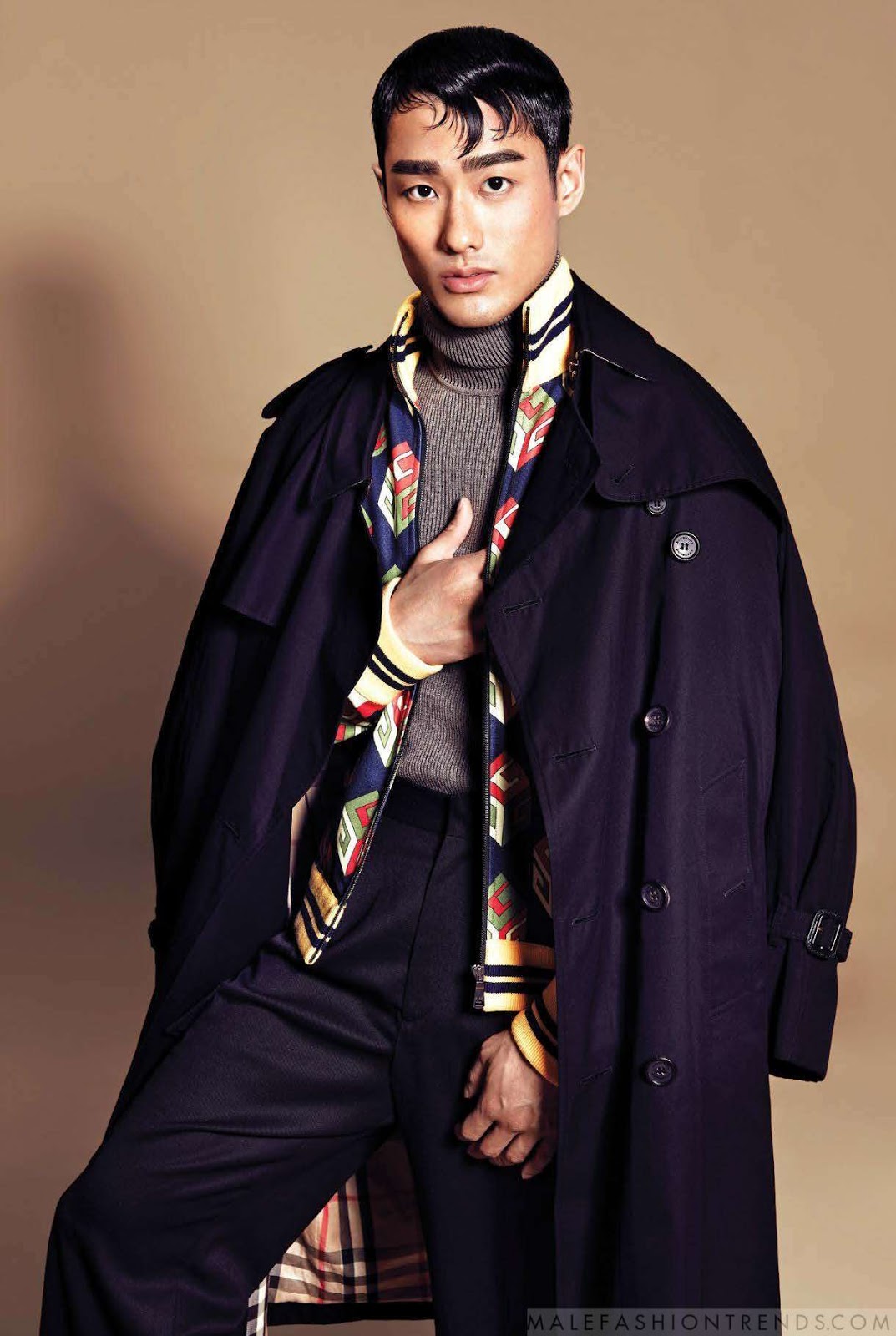 Sean Wong se viste en eclécticos prints para Men's Folio Malasia