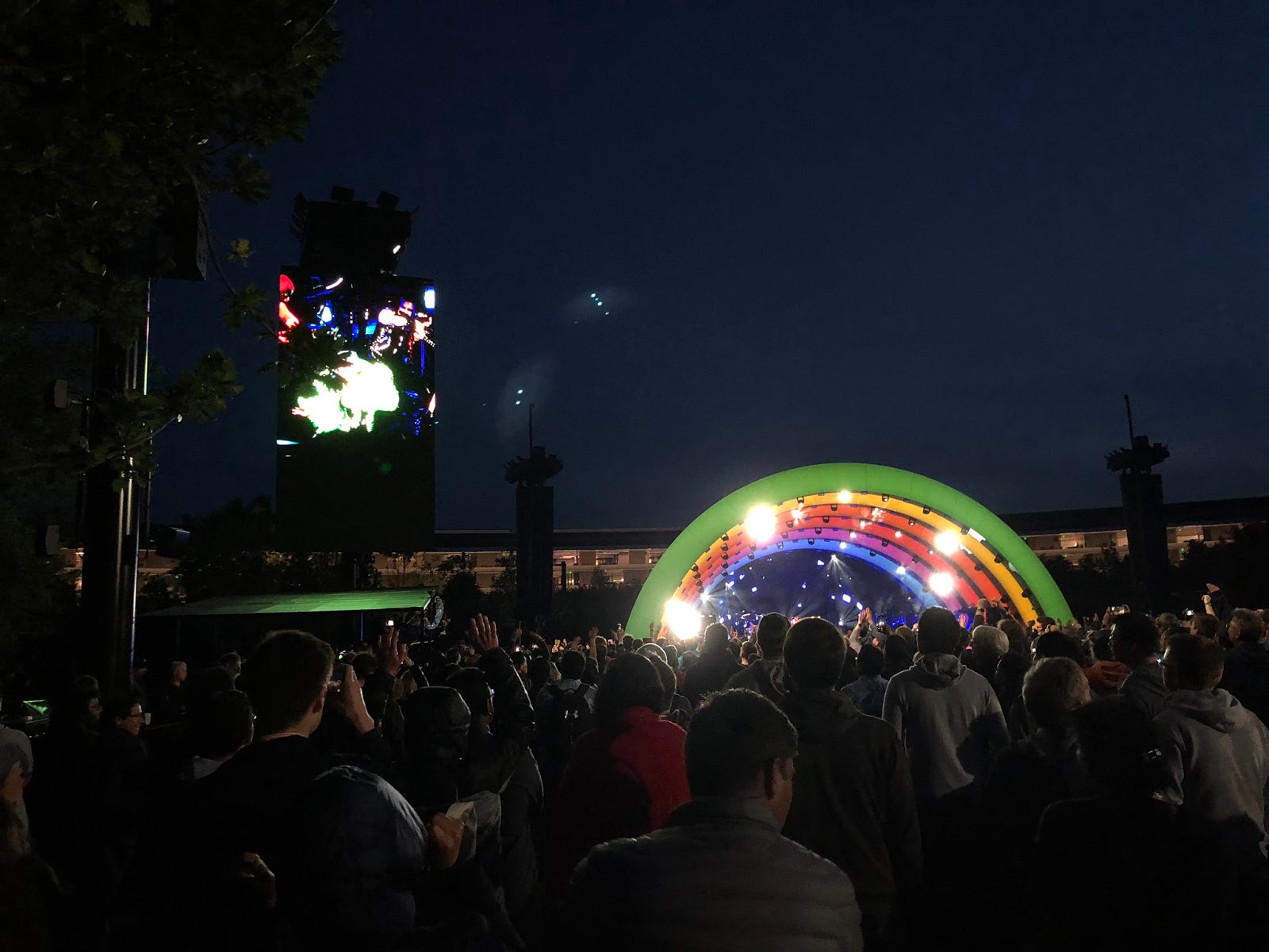 FOTOS/VIDEOS: ENIGMA - Live at the Apple Park in Cupertino, California ...