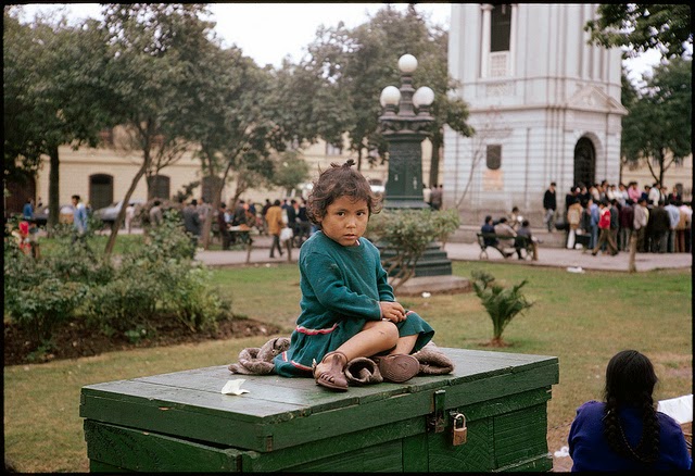 Amazing Color Photographs of Everyday Life in Lima, Peru in the 1970s ...