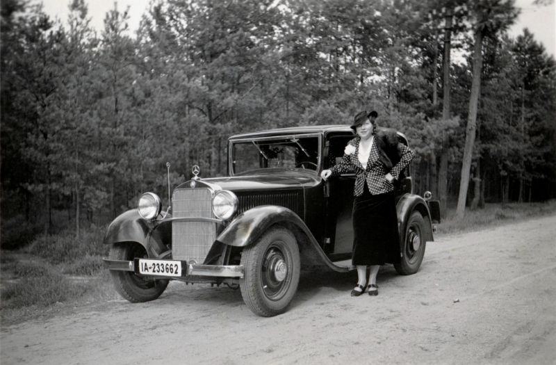 Amazing Vintage Photos Capture People Posing With Mercedes-Benz Cars in ...