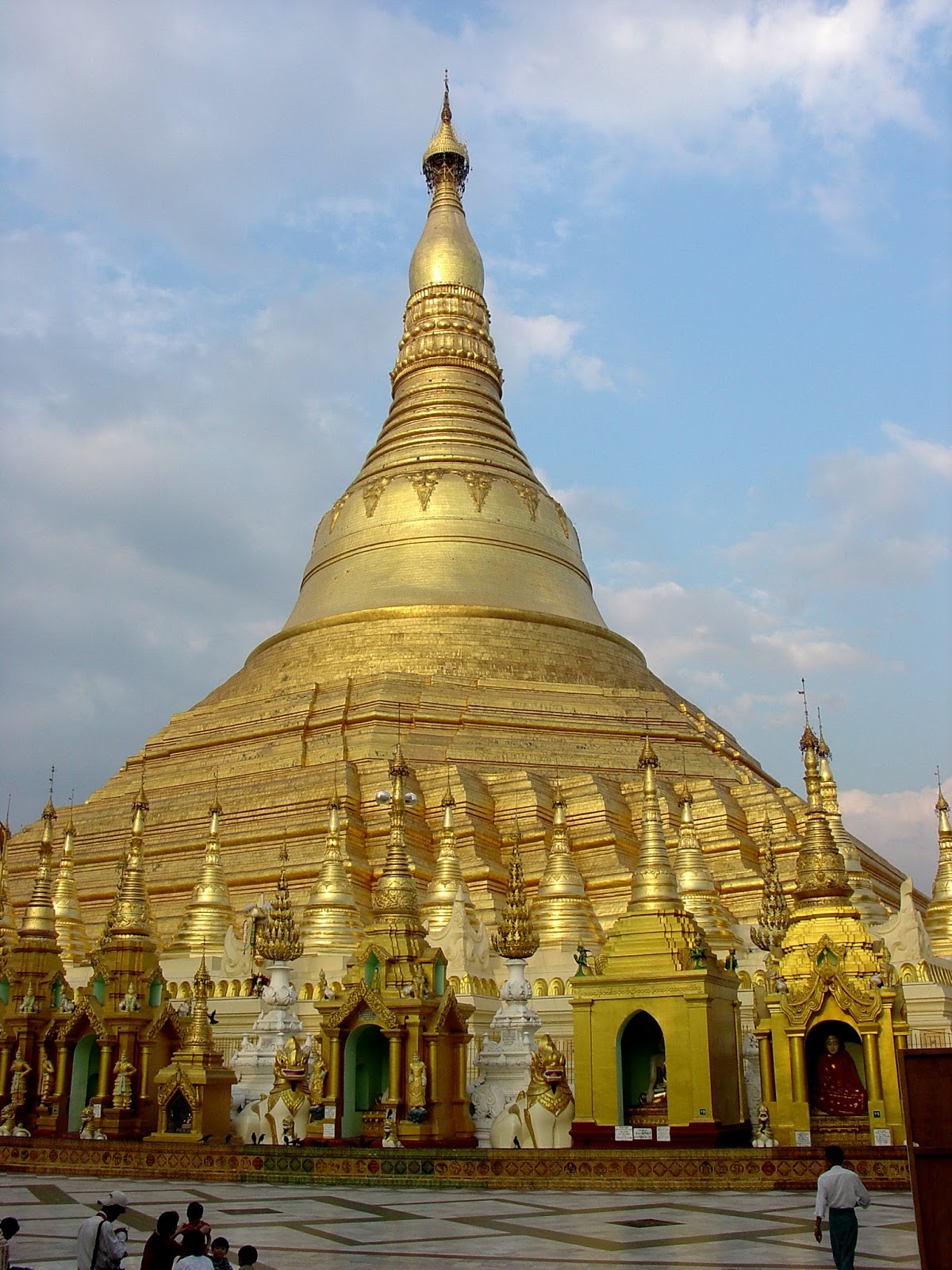 Suitcase and World: Land of the Golden Pagodas. Myanmar.
