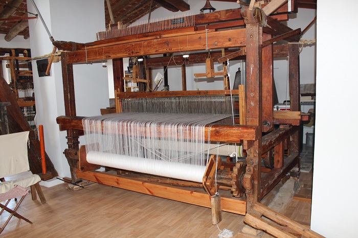 COLECCIÓ DE MÀQUINES MANUALS TÈXTILS PER A TEIXITS AMPLES, A BENILLOBA