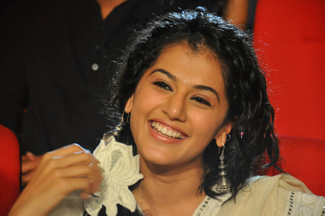 Tapsee New Photo Set in Saree