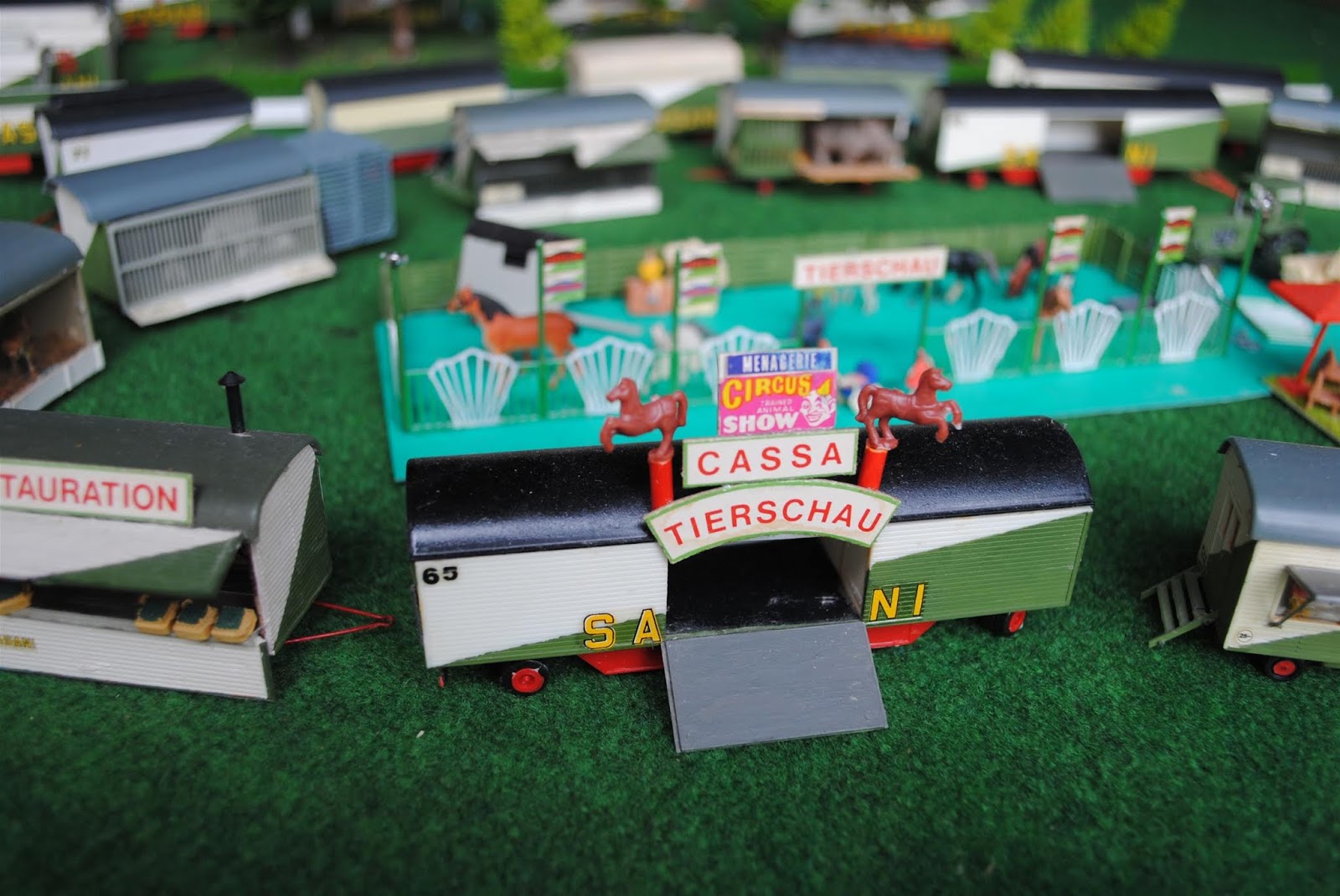 Circusmodellbau: Circus Sarrasani 1:87