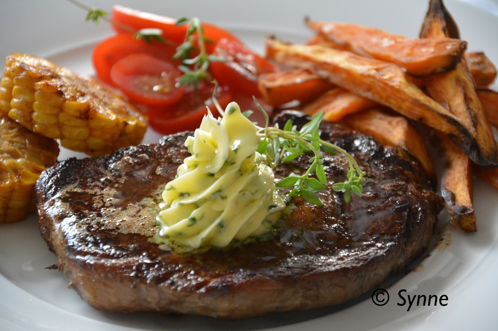 ganske enkelt: Entrecote med søtpotetchips og kryddersmør