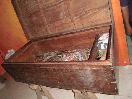 Jual Wayang Kulit Kuno Satu Peti / Kotak / Set | Jual Wayang Kulit ...