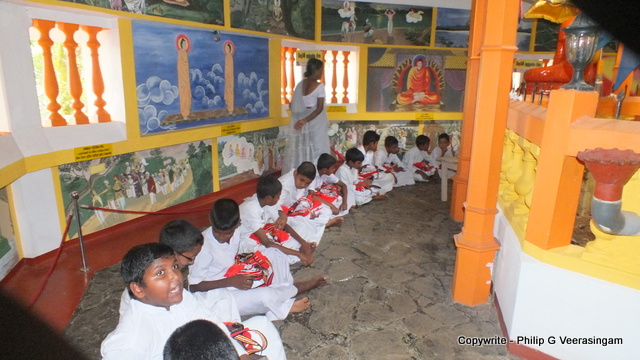 philipveerasingam: Ceremonially receiving the 'Hewisi Band' kit ...