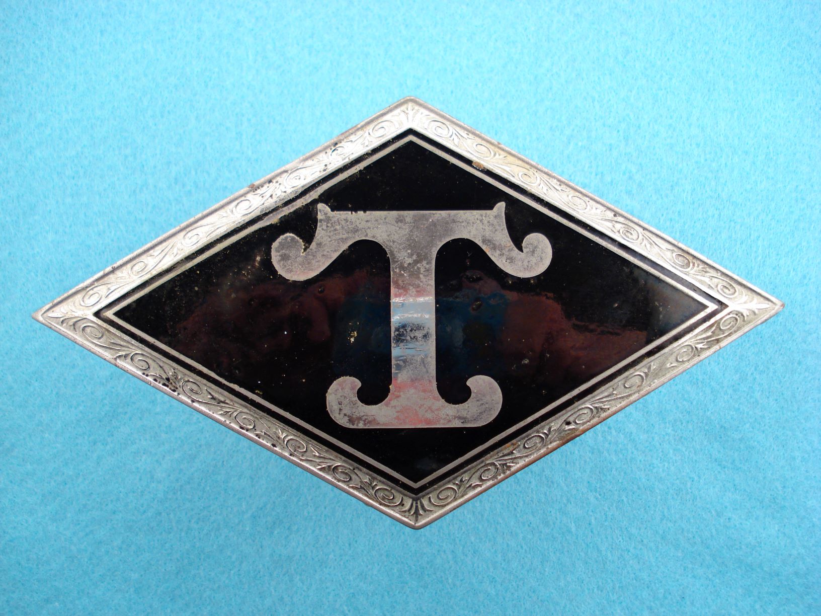 American Auto Emblems: DIAMOND T