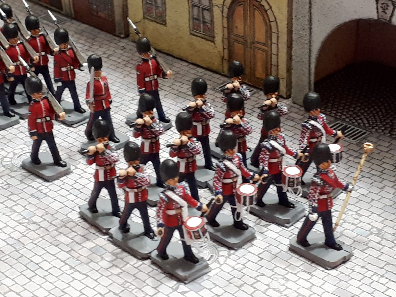 military modeling in scale 1/72: Grenadier Guards marching through ...