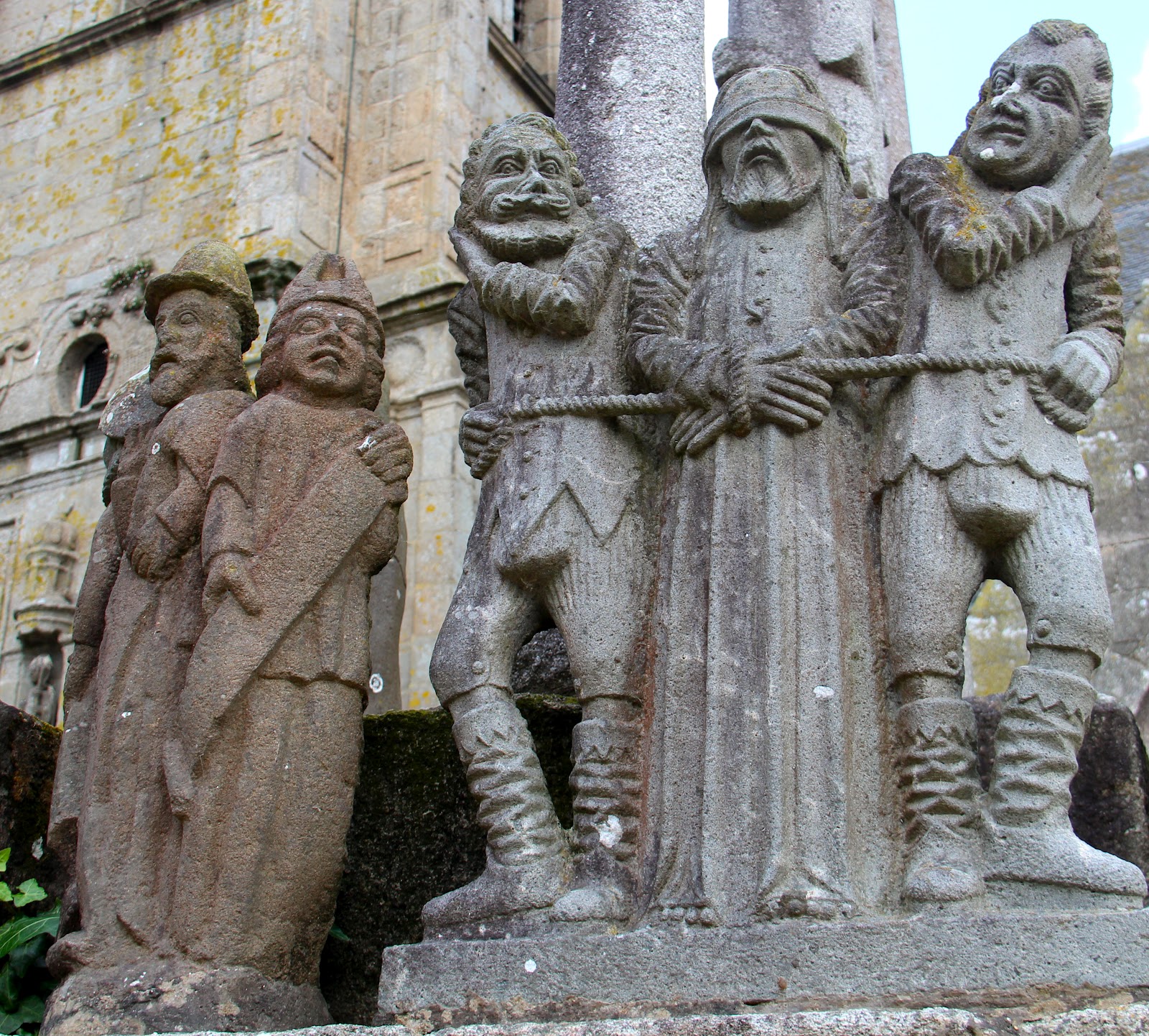 Terps, borgs and the pink granite coast: Pilgrims and enclos paroissiaux